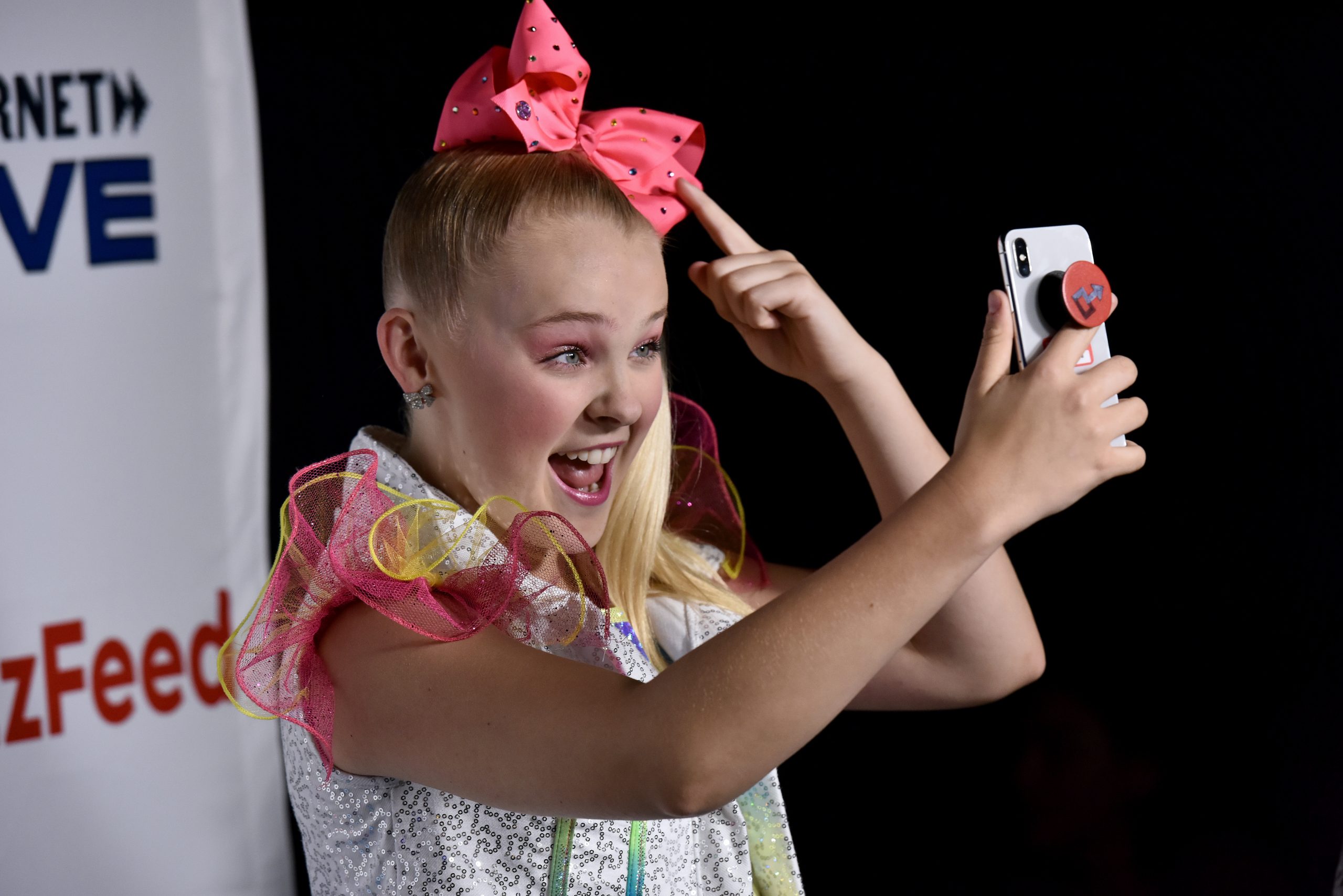 JoJo Siwa Says Buh-Bye To Her Signature Bows! - Dish Nation